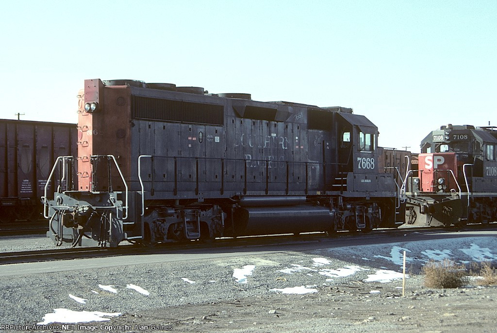 SP GP40-2 7668
